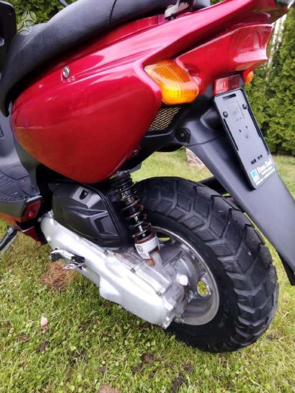 Sarkans Yamaha Booster 2002 Utena, ar dzinēja tilpumu 50.00 L un nobraukumu 19 tūkst. km par 1150 €, foto 6 vietnē AUTOMOTO.COM.LV