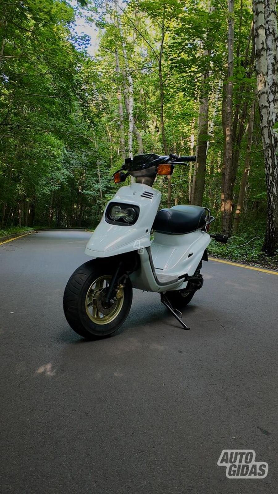 White Yamaha Booster 1995 in Klaipeda, with an engine capacity of 0.05 L and mileage of 13 thousand km for 1300 €, photo 3 on AUTOMOTO.COM.LV