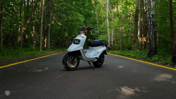 White Yamaha BWS 1995 in Klaipeda, with an engine capacity of 49.00 L and mileage of 13 thousand km for 1400 €, photo 1 on AUTOMOTO.COM.LV