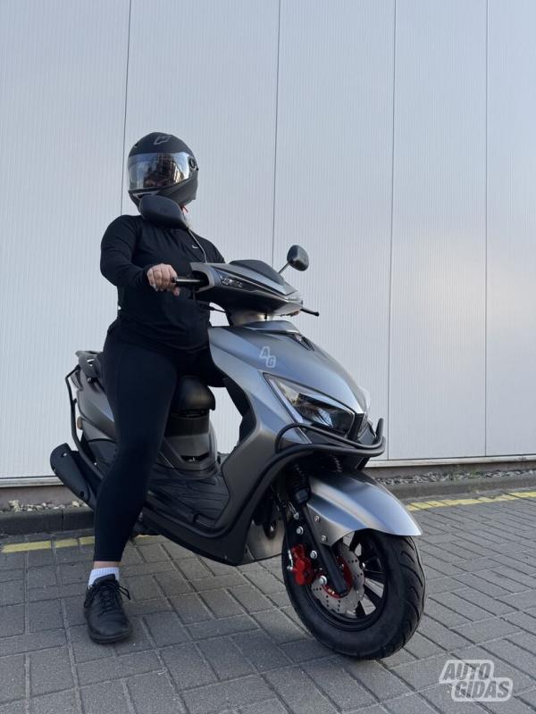 Black Yamaha Cygnus 2025 in Vilnius, with an engine capacity of 0.05 L and mileage of 1 thousand km for 1340 €, photo 3 on AUTOMOTO.COM.LV