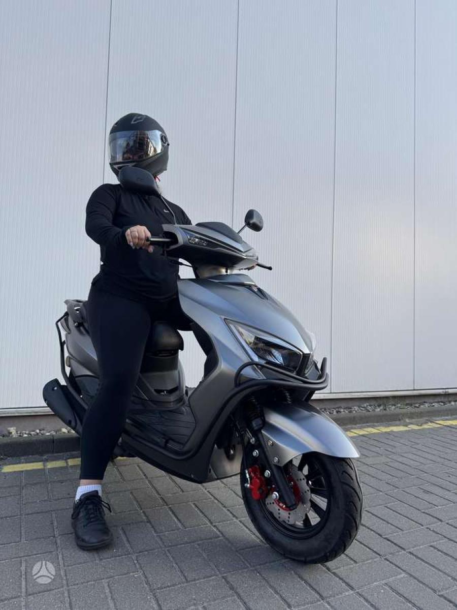 Pelēks Yamaha Cygnus 2026 Panevēža, ar dzinēja tilpumu 49.00 L un nobraukumu 0 tūkst. km par 1350 €, foto 4 vietnē AUTOMOTO.COM.LV