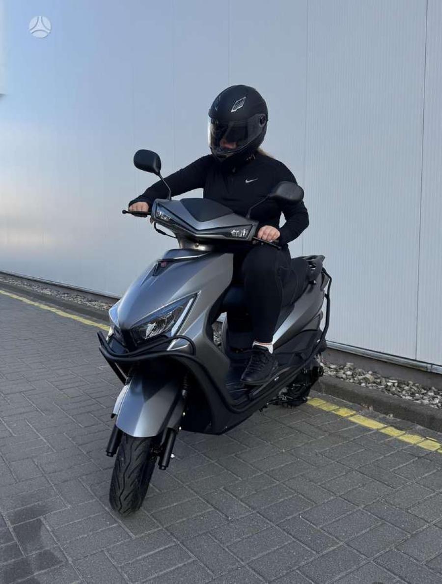 Pelēks Yamaha Cygnus 2026 Pasvalys, ar dzinēja tilpumu 49.00 L un nobraukumu 0 tūkst. km par 1350 €, foto 4 vietnē AUTOMOTO.COM.LV