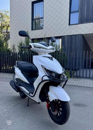 White Yamaha Cygnus 2026 in Vilnius, with an engine capacity of 49.00 L and mileage of 1 thousand km for 1350 €, photo 5 on AUTOMOTO.COM.LV