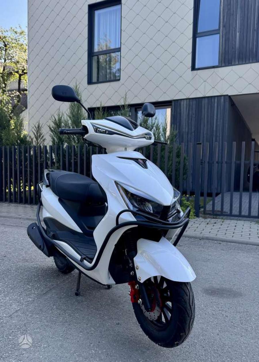 White Yamaha Cygnus 2026 in Vilnius, with an engine capacity of 49.00 L and mileage of 1 thousand km for 1350 €, photo 5 on AUTOMOTO.COM.LV