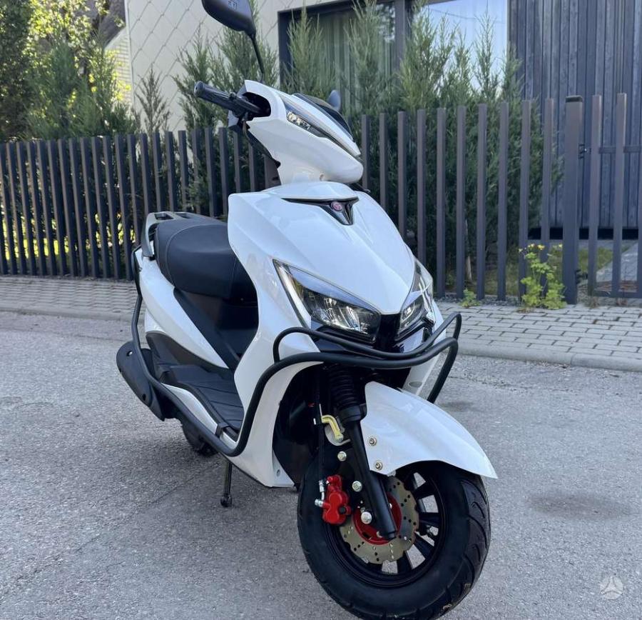 White Yamaha Cygnus 2026 in Vilnius, with an engine capacity of 49.00 L and mileage of 1 thousand km for 1350 €, photo 12 on AUTOMOTO.COM.LV