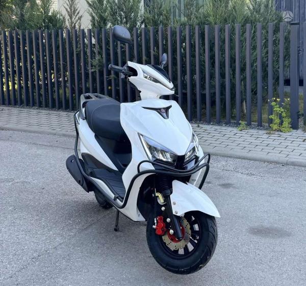 White Yamaha Cygnus 2026 in Joniskis, with an engine capacity of 49.00 L and mileage of 0 thousand km for 1350 €, photo 5 on AUTOMOTO.COM.LV