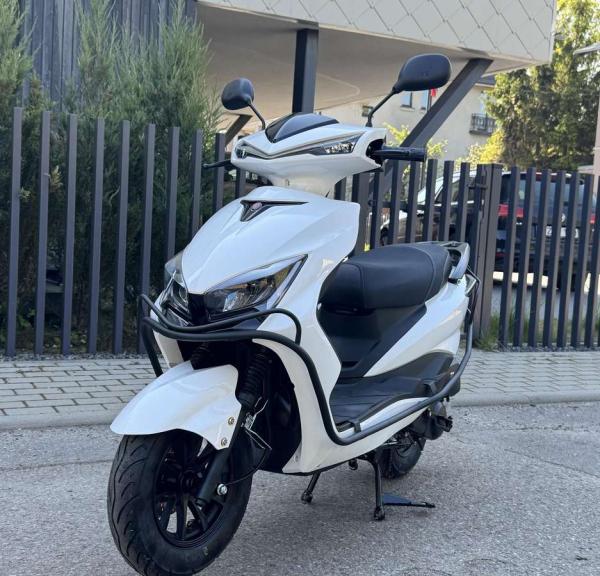 White Yamaha Cygnus 2026 in Kelme, with an engine capacity of 49.00 L and mileage of 0 thousand km for 1350 €, photo 2 on AUTOMOTO.COM.LV