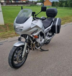 Pelēks Yamaha Diversion 2003 Prienai, ar dzinēja tilpumu 0.90 L un nobraukumu 38 tūkst. km par 2700 €, foto  vietnē AUTOMOTO.COM.LV