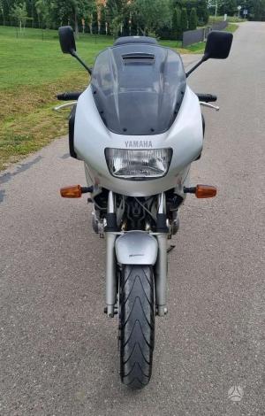 Pelēks Yamaha Diversion 2003 Prienai, ar dzinēja tilpumu 0.90 L un nobraukumu 38 tūkst. km par 2700 €, foto 3 vietnē AUTOMOTO.COM.LV