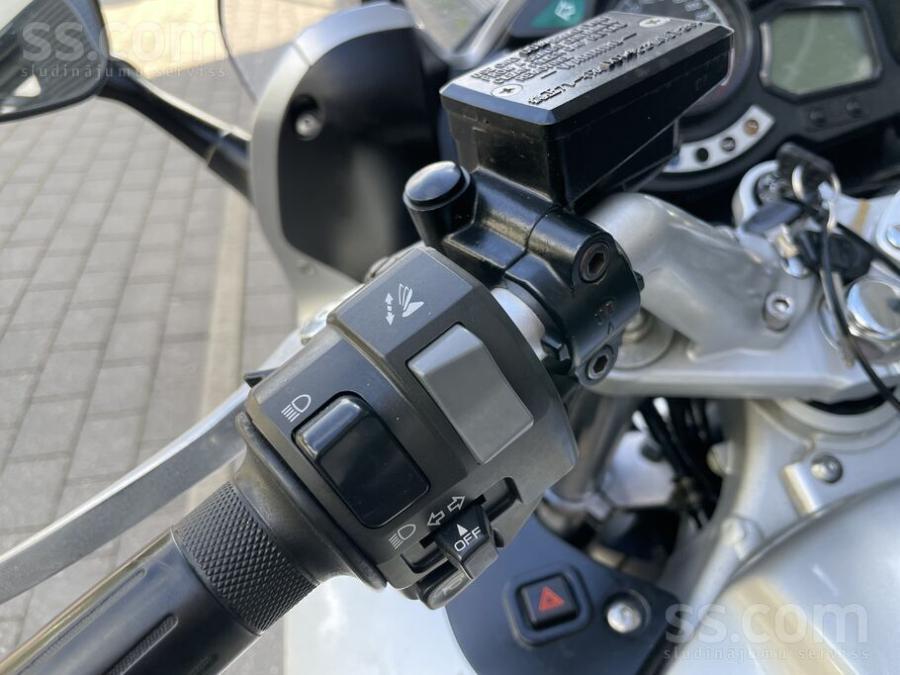 Yamaha FJR 1300 2003 in Riga, with an engine capacity of 1.30 L and mileage of 0 thousand km for 3399 €, photo 9 on AUTOMOTO.COM.LV