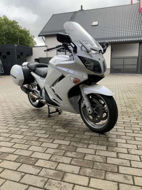 White Yamaha FJR 1300 2012 in Skuodas, with an engine capacity of 1.30 L and mileage of 68 thousand km for 5400 €, photo 1 on AUTOMOTO.COM.LV