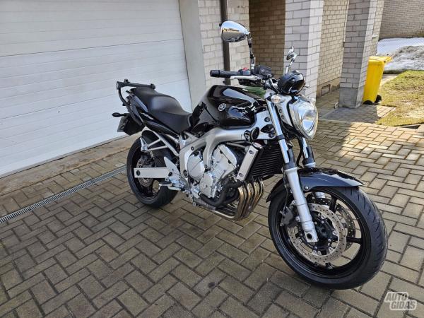 Melns Yamaha FZ 6 2004 Utena, ar dzinēja tilpumu 0.60 L un nobraukumu 48 tūkst. km par 2650 €, foto 1 vietnē AUTOMOTO.COM.LV