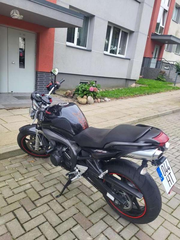 Melns Yamaha FZ 6 2005 Klaipėda, ar dzinēja tilpumu 0.60 L un nobraukumu 33 tūkst. km par 2600 €, foto 5 vietnē AUTOMOTO.COM.LV