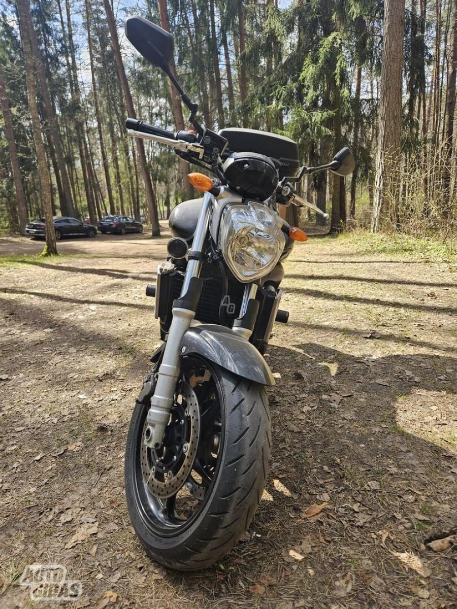 Black Yamaha FZ 6 2006 in Vilnius, with an engine capacity of 0.60 L and mileage of 42 thousand km for 3000 €, photo 5 on AUTOMOTO.COM.LV