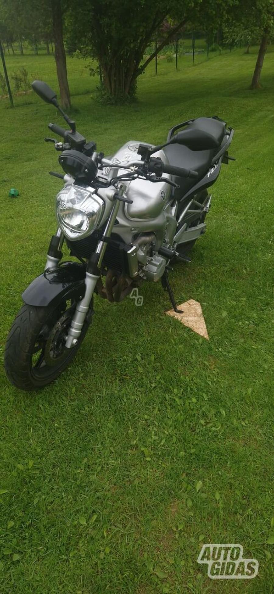 Pelēks Yamaha FZ 6 2004 Viļņa, ar dzinēja tilpumu 0.60 L un nobraukumu 49 tūkst. km par 2100 €, foto 4 vietnē AUTOMOTO.COM.LV