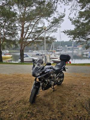 Pelēks Yamaha FZ 6 2006 Kauņa, ar dzinēja tilpumu 0.60 L un nobraukumu 53 tūkst. km par 2750 €, foto  vietnē AUTOMOTO.COM.LV