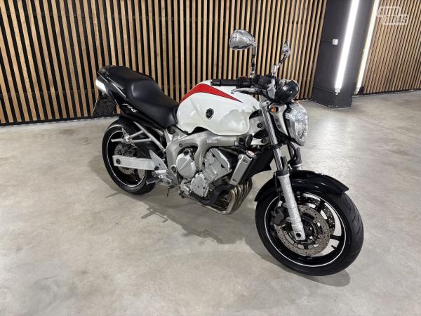 White Yamaha FZ 6 2004 in Kaunas, with an engine capacity of 0.60 L and mileage of 52 thousand km for 1900 €, photo 1 on AUTOMOTO.COM.LV
