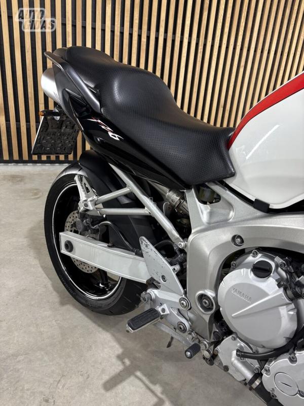 White Yamaha FZ 6 2004 in Kaunas, with an engine capacity of 0.60 L and mileage of 52 thousand km for 1900 €, photo 8 on AUTOMOTO.COM.LV