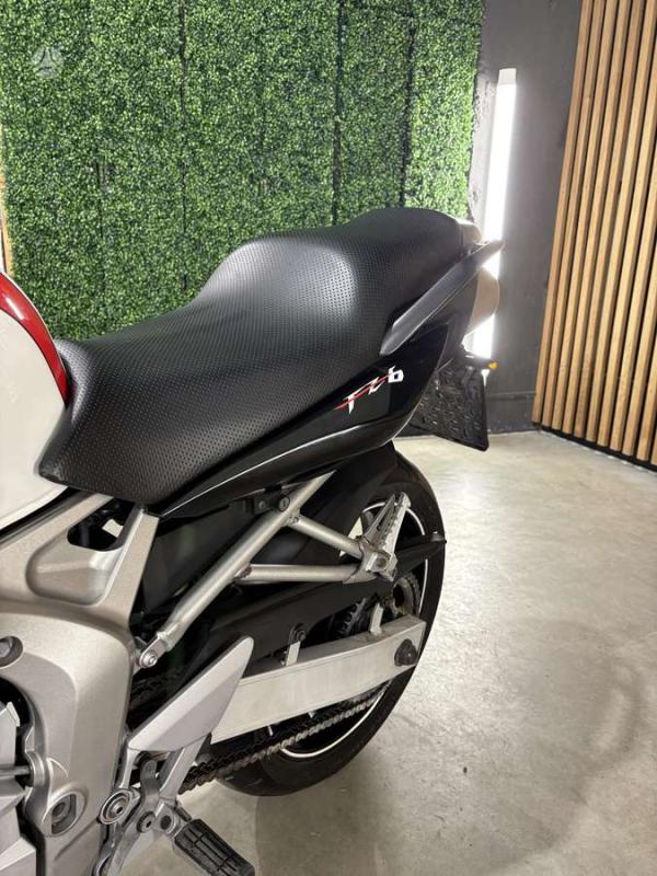 White Yamaha FZ 6 2005 in Kaunas, with an engine capacity of 0.60 L and mileage of 52 thousand km for 1999 €, photo 3 on AUTOMOTO.COM.LV