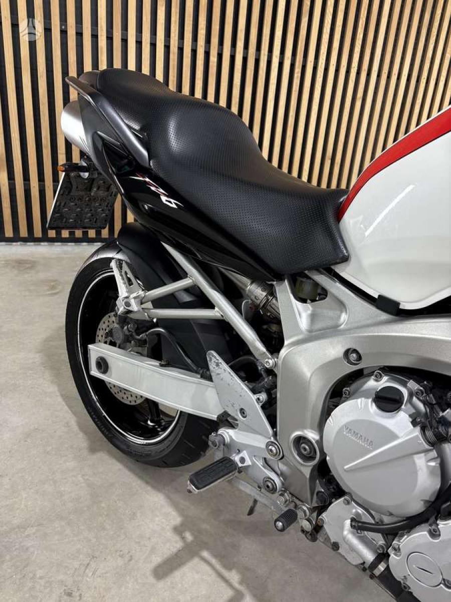 Белый Ямаха FZ 6 2005 в Каунас, объемом двигателя 0.60 л и пробегом 52 тыс. км за 1999 €, фото 5 на AUTOMOTO.COM.LV