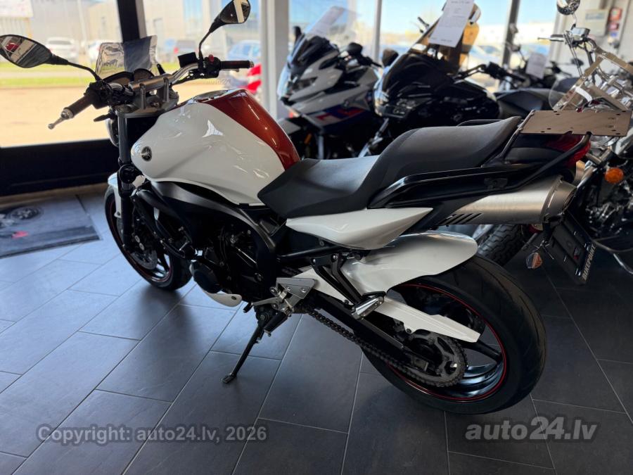 White Yamaha FZ 6 2008 in Tallinn, with an engine capacity of 0.60 L and mileage of 35 thousand km for 2990 €, photo 15 on AUTOMOTO.COM.LV