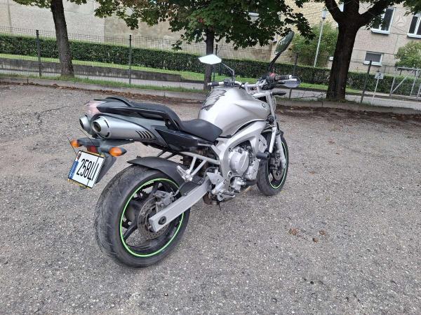 Grey Yamaha FZ 600 2004 in Druskininkai, with an engine capacity of 0.60 L and mileage of 79 thousand km for 2350 €, photo 2 on AUTOMOTO.COM.LV
