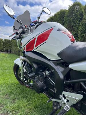 White Yamaha FZ 600 2005 in Panevezys, with an engine capacity of 0.60 L and mileage of 27 thousand km for 2750 €, photo 1 on AUTOMOTO.COM.LV