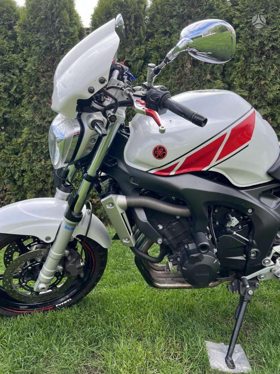 White Yamaha FZ 600 2005 in Panevezys, with an engine capacity of 0.60 L and mileage of 27 thousand km for 2750 €, photo 3 on AUTOMOTO.COM.LV