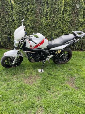 White Yamaha FZ 600 2005 in Panevezys, with an engine capacity of 0.60 L and mileage of 27 thousand km for 2750 €, photo 7 on AUTOMOTO.COM.LV
