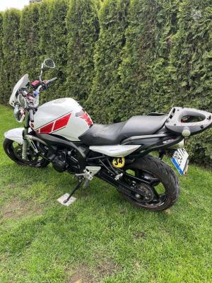 White Yamaha FZ 600 2005 in Panevezys, with an engine capacity of 0.60 L and mileage of 27 thousand km for 2750 €, photo 8 on AUTOMOTO.COM.LV
