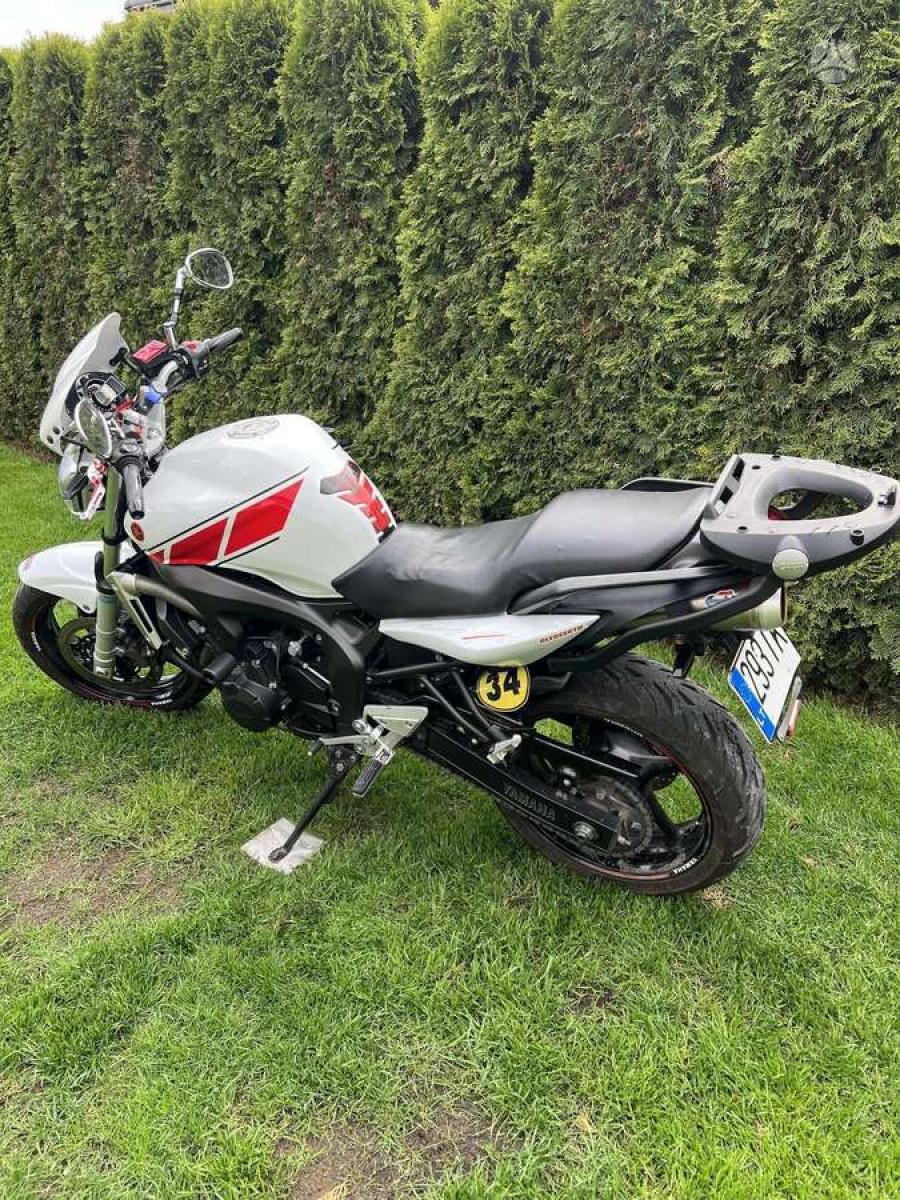 White Yamaha FZ 600 2005 in Panevezys, with an engine capacity of 0.60 L and mileage of 27 thousand km for 2750 €, photo 8 on AUTOMOTO.COM.LV