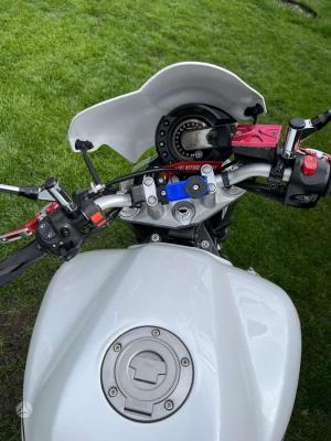 White Yamaha FZ 600 2005 in Panevezys, with an engine capacity of 0.60 L and mileage of 27 thousand km for 2750 €, photo 10 on AUTOMOTO.COM.LV