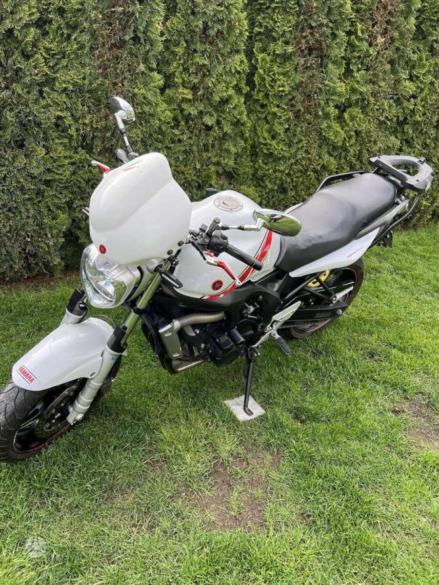 White Yamaha FZ 600 2005 in Panevezys, with an engine capacity of 0.60 L and mileage of 27 thousand km for 2750 €, photo 11 on AUTOMOTO.COM.LV