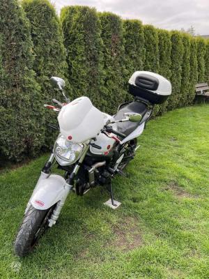 White Yamaha FZ 600 2005 in Panevezys, with an engine capacity of 0.60 L and mileage of 27 thousand km for 2750 €, photo 14 on AUTOMOTO.COM.LV