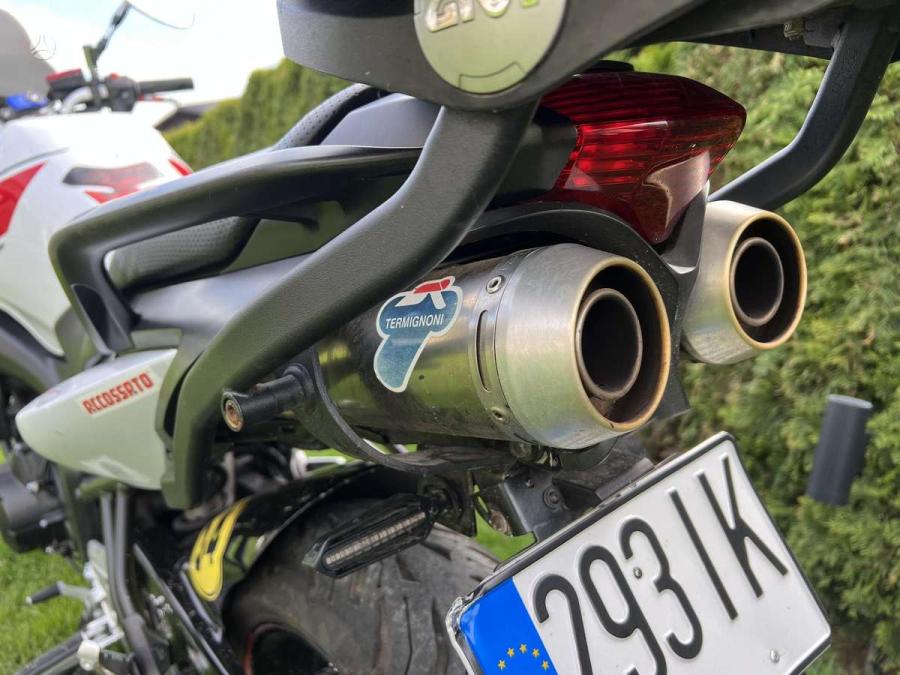 White Yamaha FZ 600 2005 in Panevezys, with an engine capacity of 0.60 L and mileage of 27 thousand km for 2750 €, photo 17 on AUTOMOTO.COM.LV