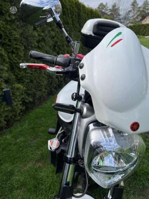 White Yamaha FZ 600 2005 in Panevezys, with an engine capacity of 0.60 L and mileage of 27 thousand km for 2750 €, photo 18 on AUTOMOTO.COM.LV