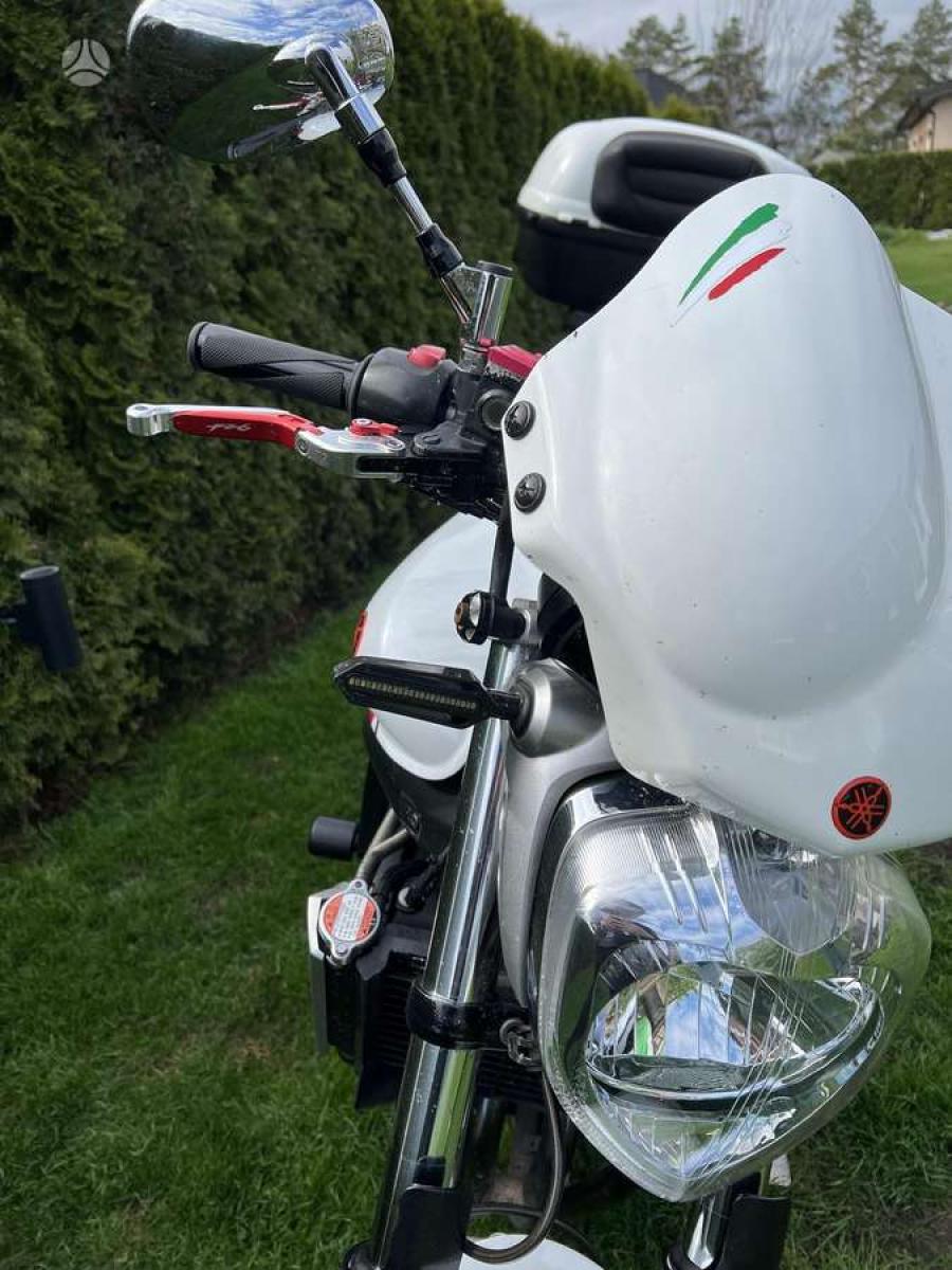 White Yamaha FZ 600 2005 in Panevezys, with an engine capacity of 0.60 L and mileage of 27 thousand km for 2750 €, photo 18 on AUTOMOTO.COM.LV