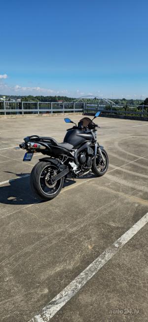 Melns Yamaha FZ 6N 2005 Pērnava, ar dzinēja tilpumu 0.60 L un nobraukumu 44 tūkst. km par 2700 €, foto  vietnē AUTOMOTO.COM.LV