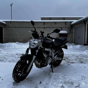 Black Yamaha FZ 6N 2006 in Kaunas, with an engine capacity of 0.60 L and mileage of 41 thousand km for 2999 €, photo 2 on AUTOMOTO.COM.LV