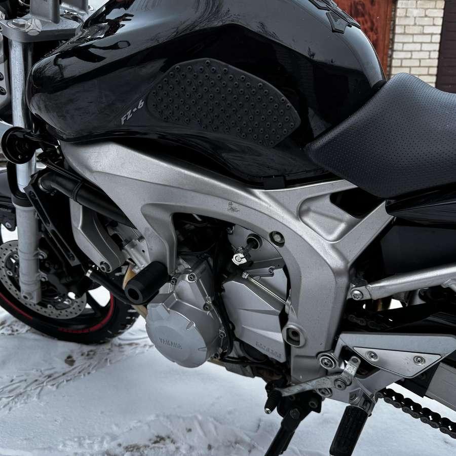 Black Yamaha FZ 6N 2006 in Kaunas, with an engine capacity of 0.60 L and mileage of 41 thousand km for 2999 €, photo 10 on AUTOMOTO.COM.LV