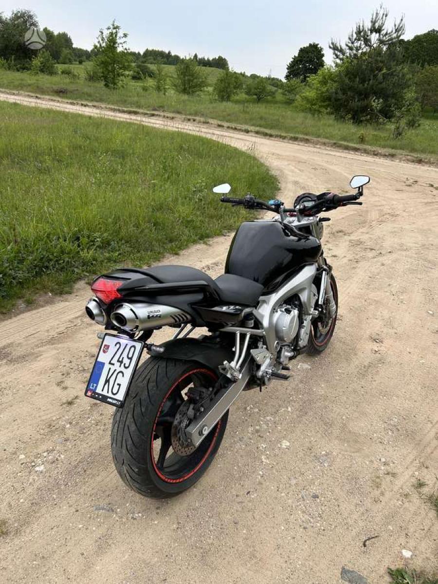 Black Yamaha FZ 6N 2007 in Alytus, with an engine capacity of 0.60 L and mileage of 36 thousand km for 3000 €, photo 4 on AUTOMOTO.COM.LV