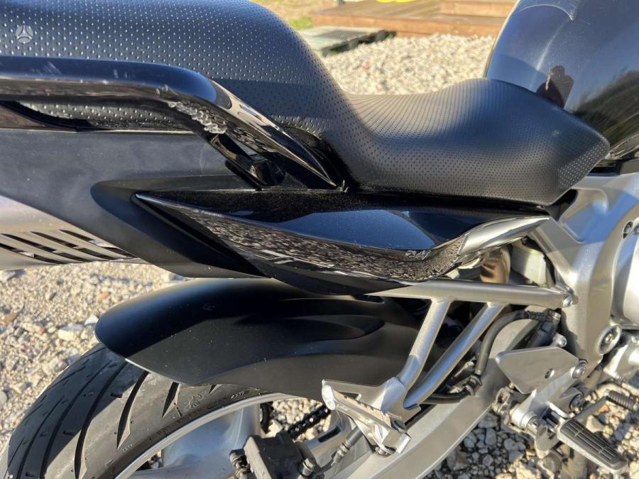Black Yamaha FZ 6S 2004 in Vilnius, with an engine capacity of 0.60 L and mileage of 60 thousand km for 2400 €, photo 10 on AUTOMOTO.COM.LV