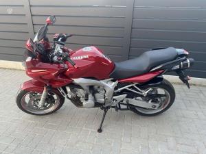 Sarkans Yamaha FZ 6S 2004 Kretinga, ar dzinēja tilpumu 0.60 L un nobraukumu 15 tūkst. km par 2800 €, foto  vietnē AUTOMOTO.COM.LV