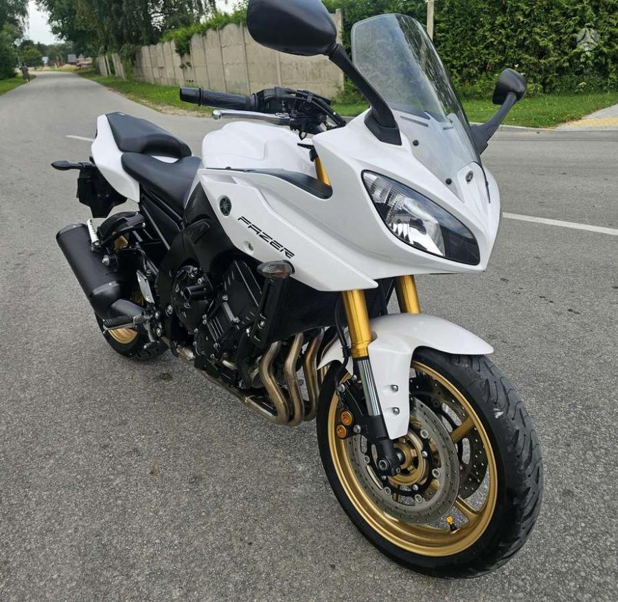 White Yamaha FZ 8 2010 in Kelme, with an engine capacity of 0.80 L and mileage of 26 thousand km for 4100 €, photo 2 on AUTOMOTO.COM.LV
