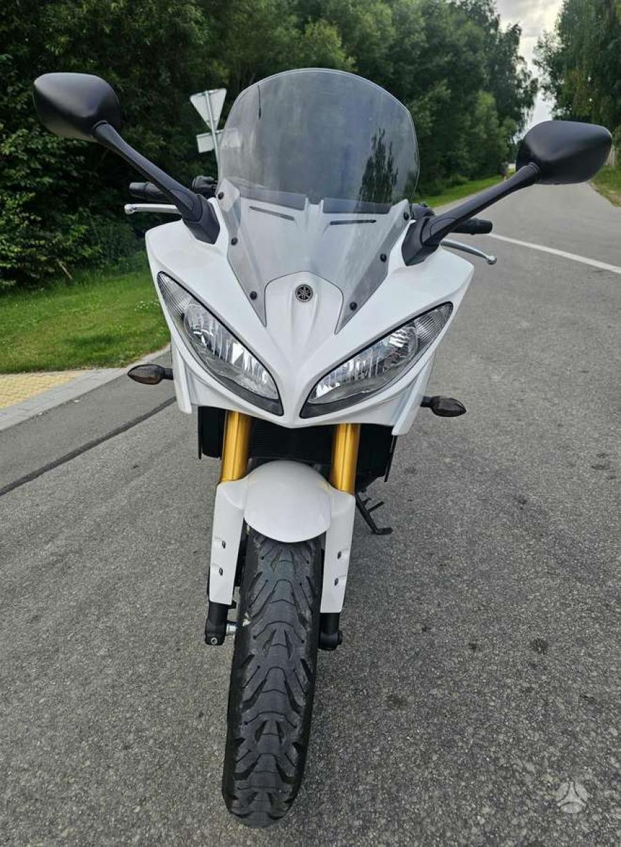 White Yamaha FZ 8 2010 in Kelme, with an engine capacity of 0.80 L and mileage of 26 thousand km for 4100 €, photo 15 on AUTOMOTO.COM.LV