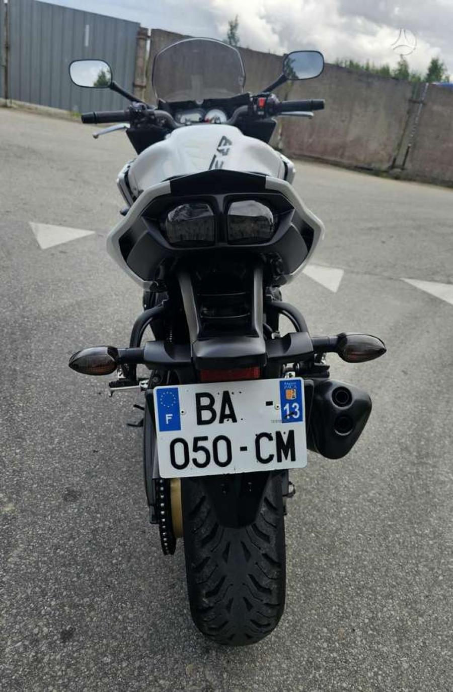 White Yamaha FZ 8 2010 in Kelme, with an engine capacity of 0.80 L and mileage of 26 thousand km for 4100 €, photo 17 on AUTOMOTO.COM.LV