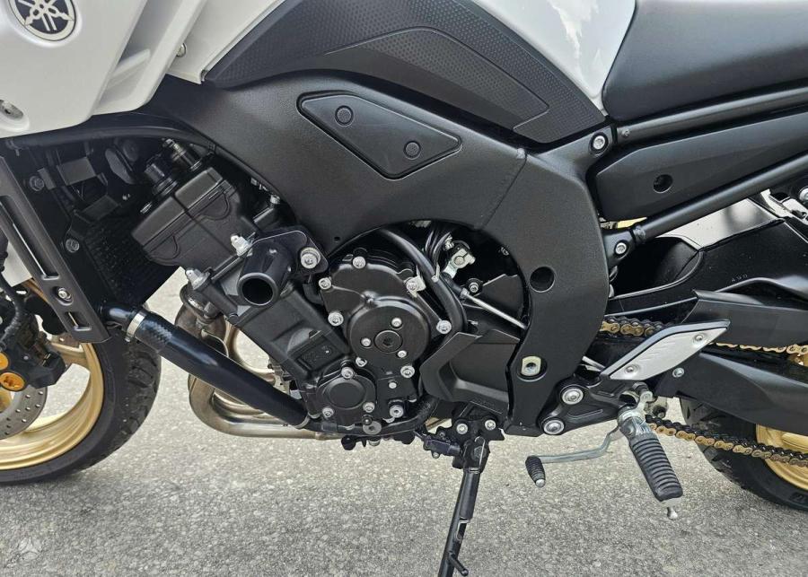 White Yamaha FZ 8 2010 in Kelme, with an engine capacity of 0.80 L and mileage of 26 thousand km for 4100 €, photo 20 on AUTOMOTO.COM.LV