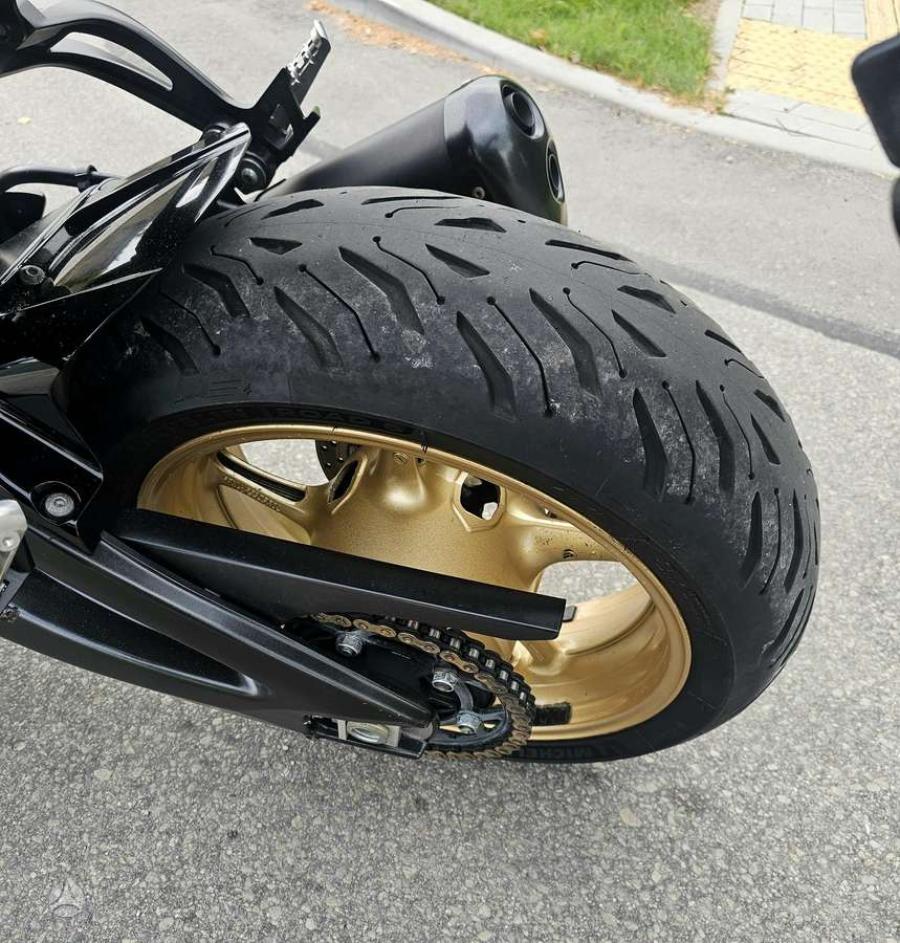 White Yamaha FZ 8 2010 in Kelme, with an engine capacity of 0.80 L and mileage of 26 thousand km for 4100 €, photo 23 on AUTOMOTO.COM.LV