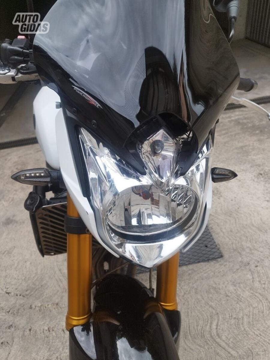 White Yamaha FZ 8 2010 in Panevezys, with an engine capacity of 0.80 L and mileage of 50 thousand km for 3200 €, photo 5 on AUTOMOTO.COM.LV