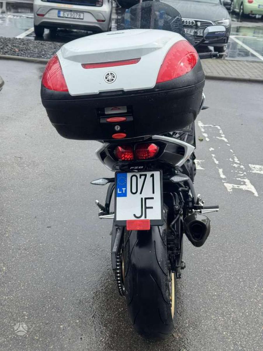 White Yamaha FZ 8 2011 in Vilnius, with an engine capacity of 0.80 L and mileage of 61 thousand km for 4700 €, photo 6 on AUTOMOTO.COM.LV